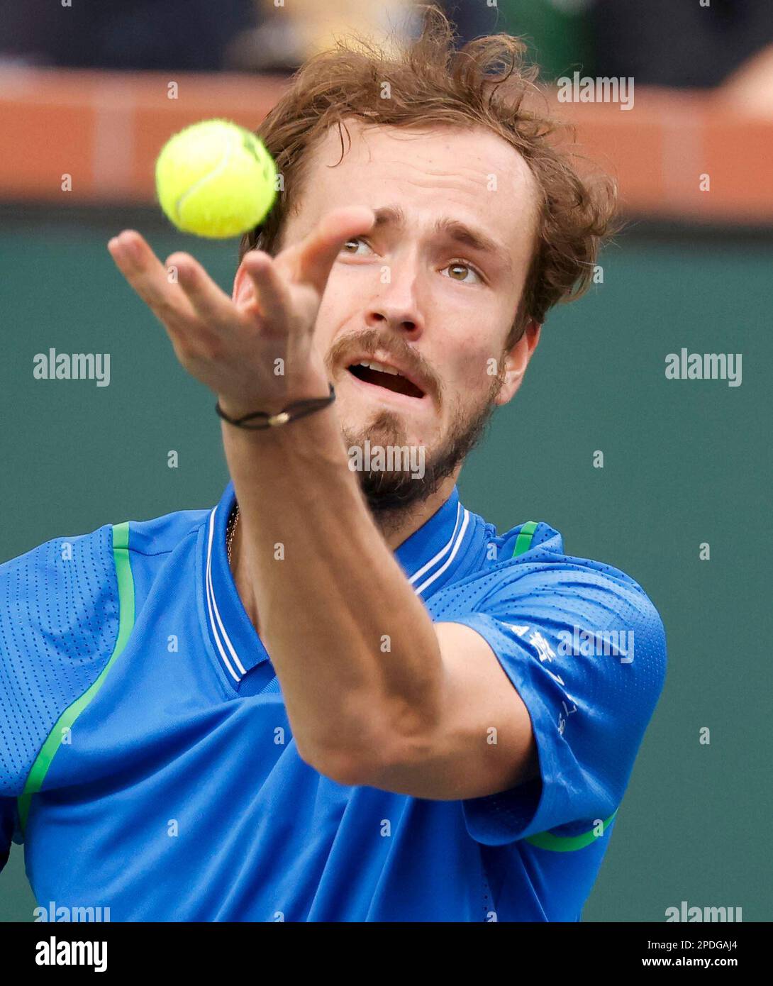 14 mars 2023 Daniil Medvedev de Russie sert contre Alexandre Zverev d ...