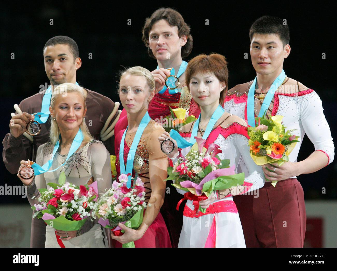 Russian gold medalist pair, center, Tatiana Totminanina and Maxim ...
