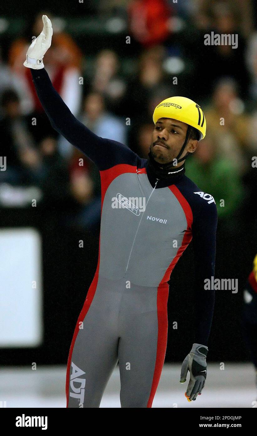 Shani Davis waves to crowd after falling in the 1,000-meter semifinals ...