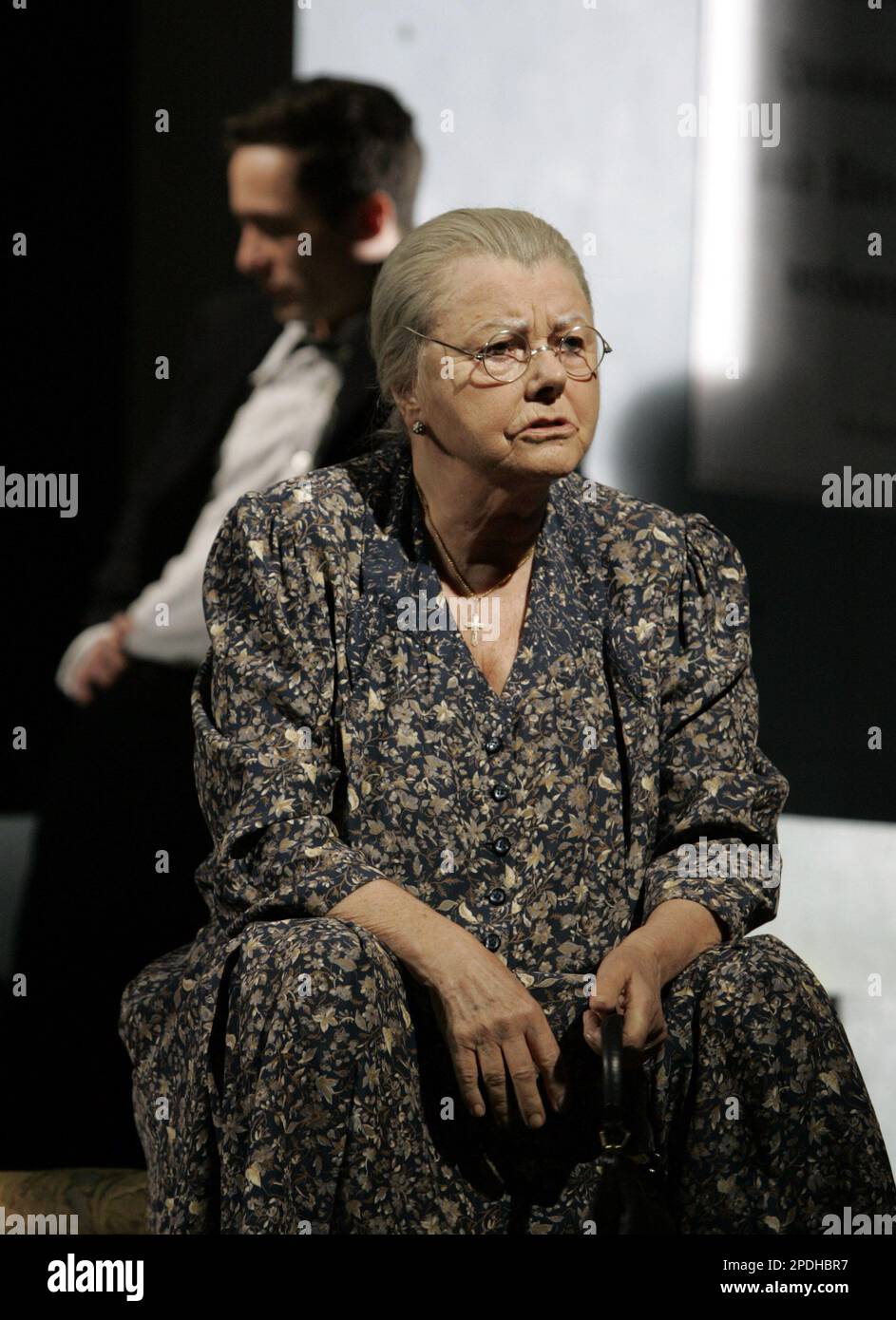 Alexander Pschill in der Rolle des Martin, hinten, und Elfriede Ott als ...