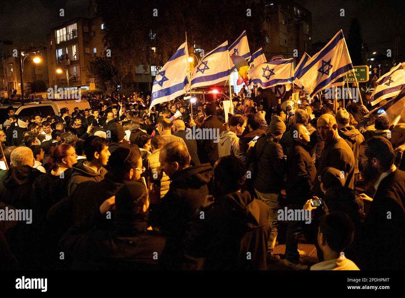 Israël. 14th mars 2023. Des foules orthodoxes autour des manifestants ...