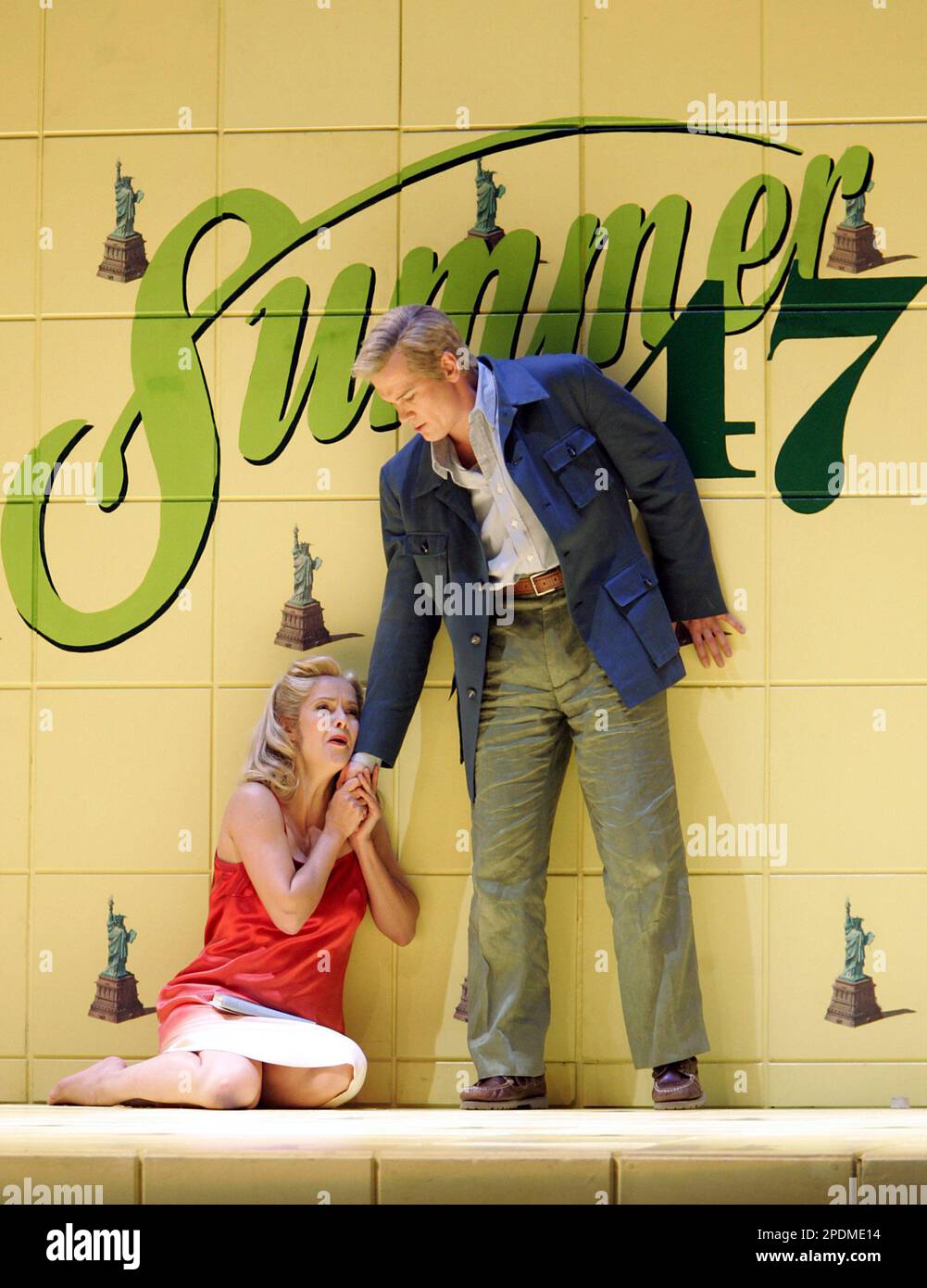 Angelika Kirchschlager in der Rolle der Sophie und Matthias Klink als ...