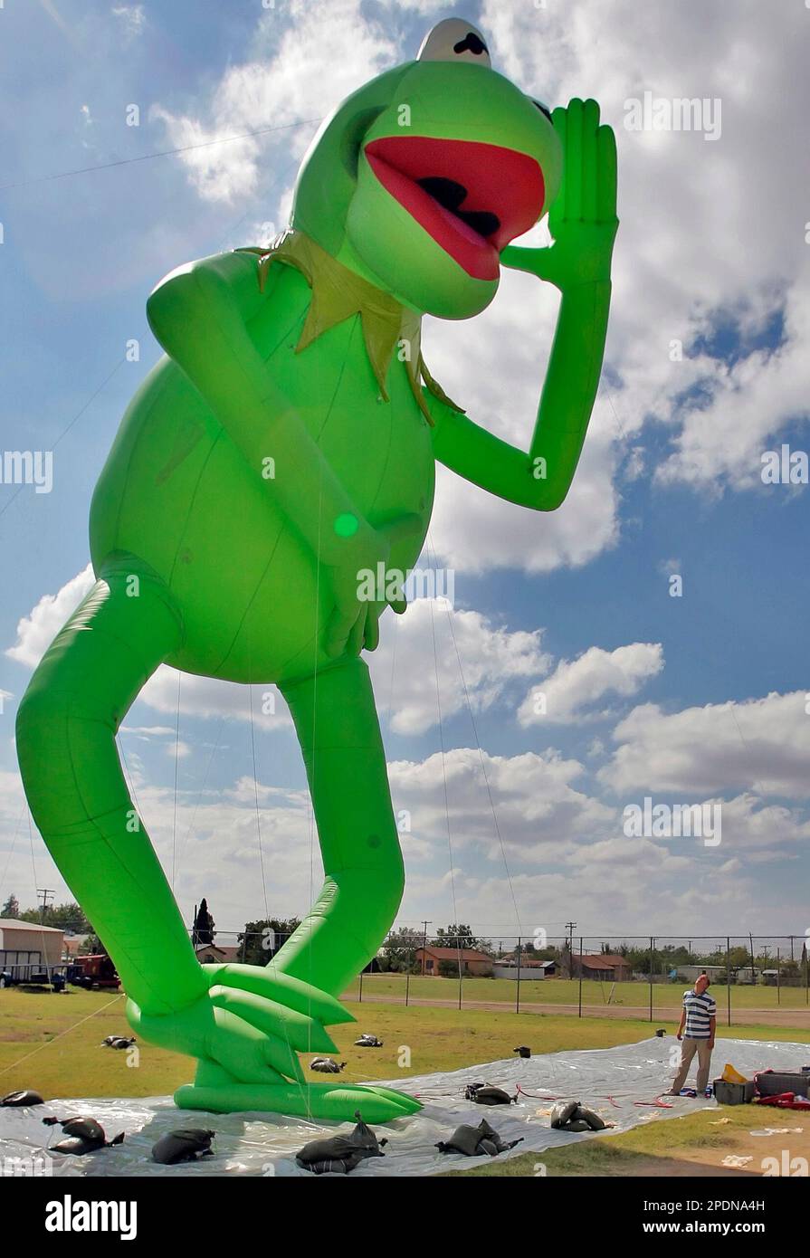 Stephen Thomson from Dynamic Displays checks the guide wires for for a ...