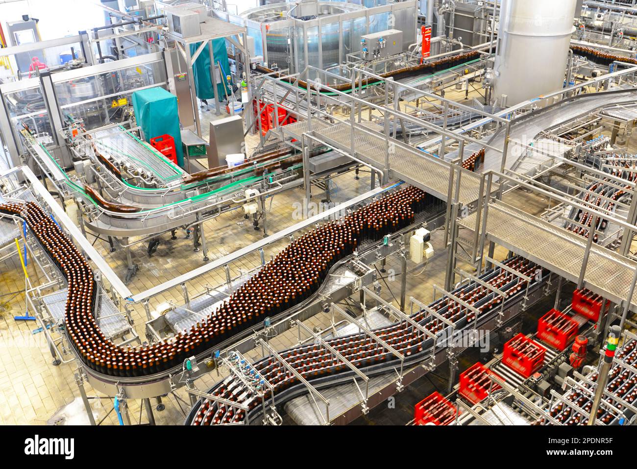 Usine moderne dans l'industrie alimentaire - brasserie - convoyeur à ...