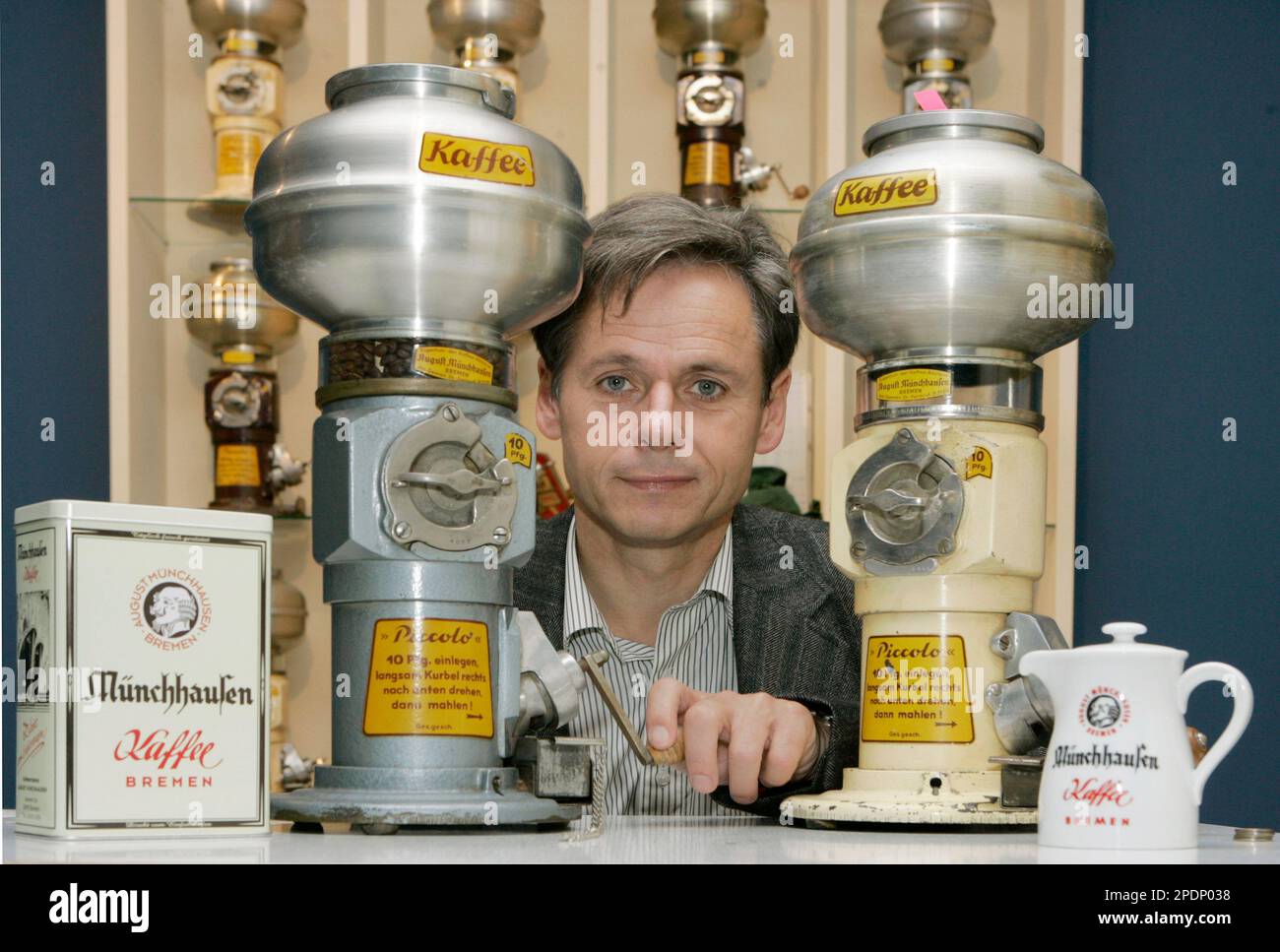 Ausstellungsleiter Hartmut Roder fuehrt am Freitag, 7. Oktober 2005, im ...