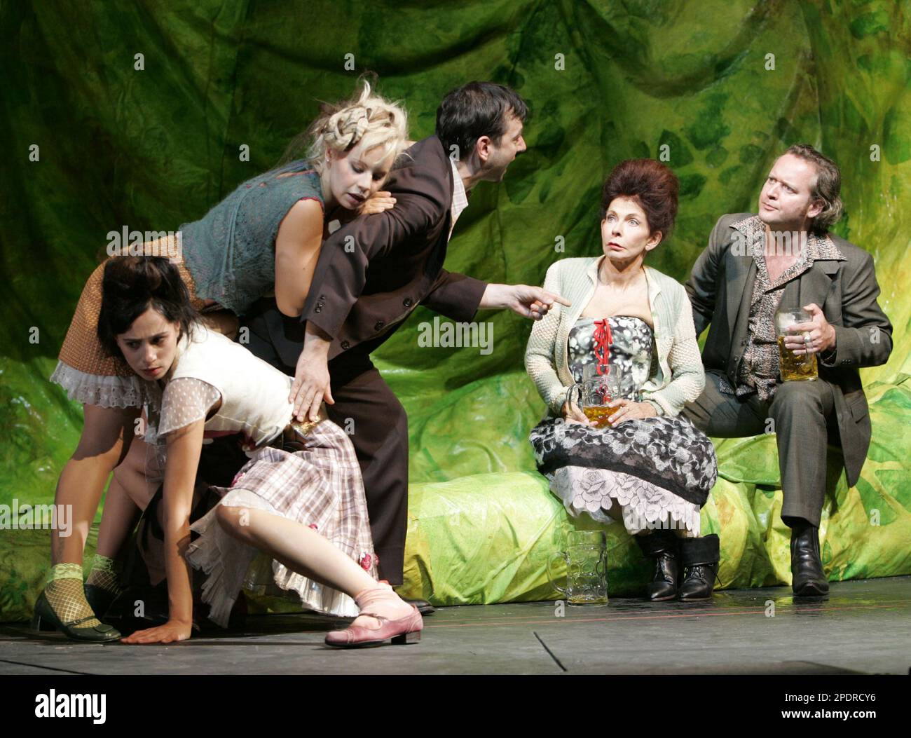 Annette Isabella Holzmann in der Rolle der Elli, Katharina Strasser als ...