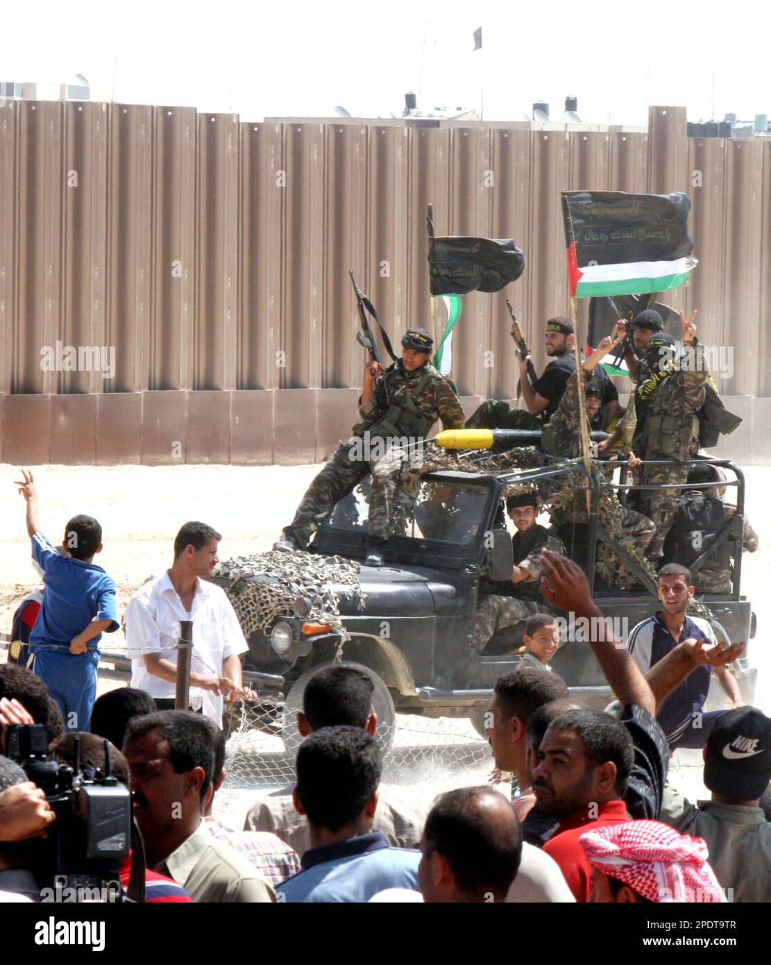 Palestinian Hamas troops are greeted by Egyptians and Palestinians ...