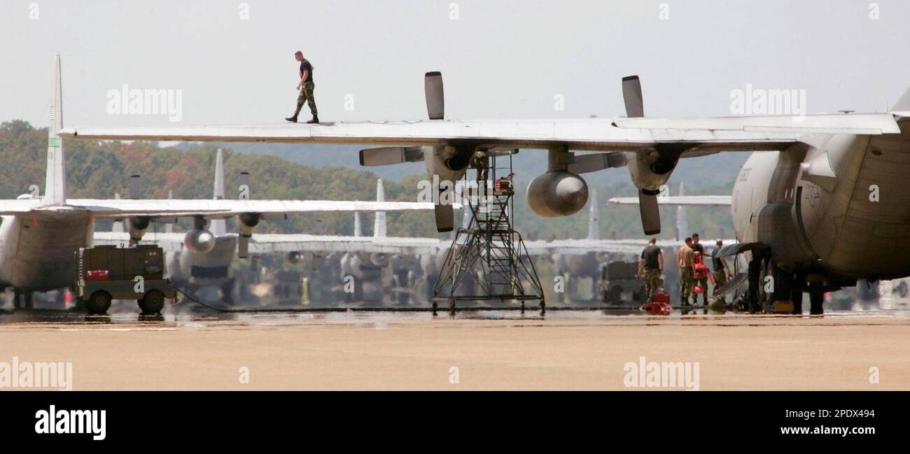 In this photo made Friday, Aug. 19, 2005, a U.S. Air Force ground crew ...
