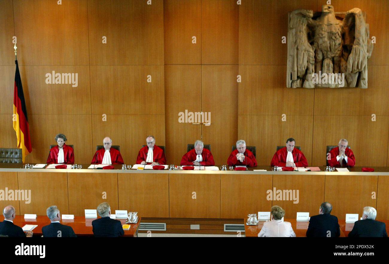 Die Richter des Zweiten Senats des Bundesverfassungsgericht verkuenden ...