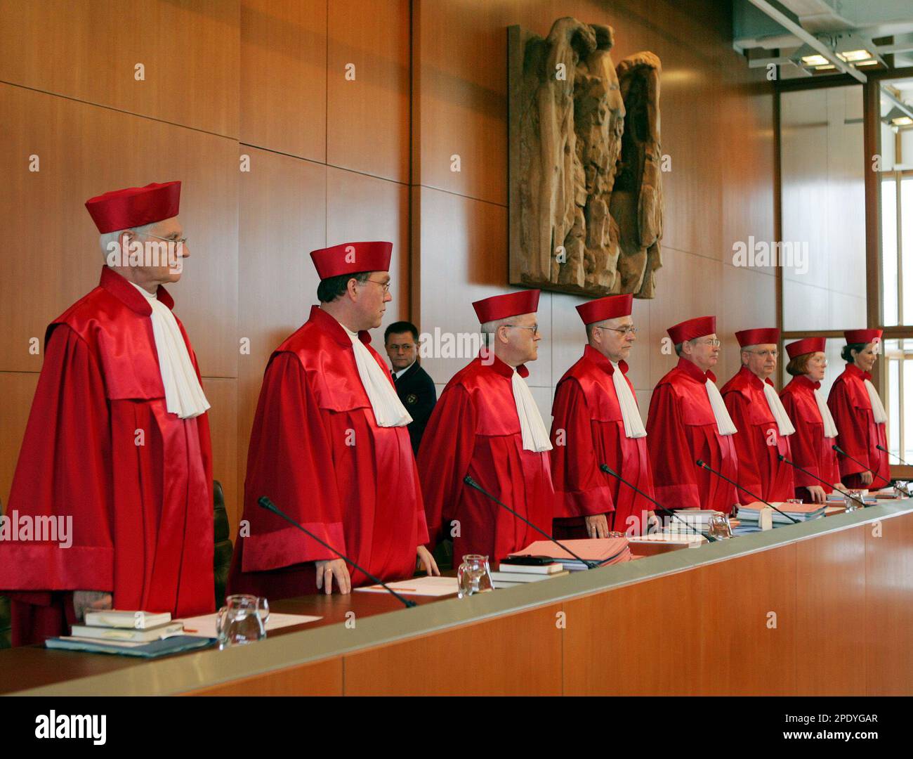 Die Richter des Zweiten Senats des Bundesverfassungerichts, von links ...