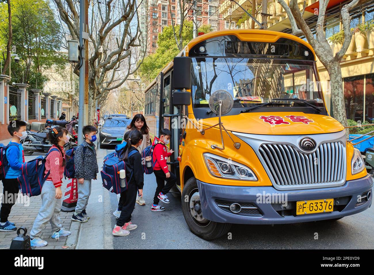SHANGHAI, CHINE - 15 MARS 2023 - les élèves sont guidés par leurs ...