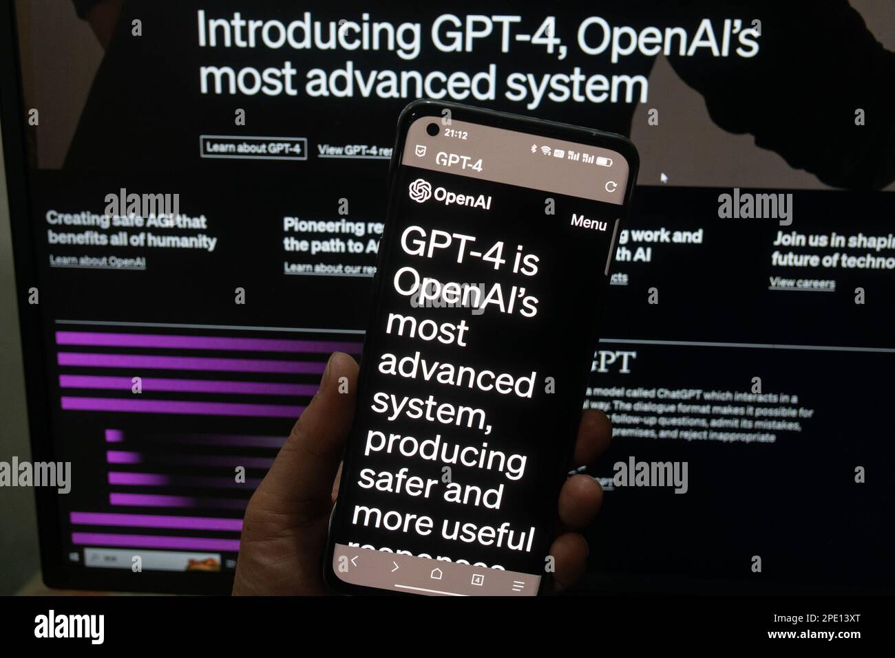 SHANGHAI, CHINE - 15 MARS 2023 - Un jeune homme visite et essaie le nouveau GPT-4 d'Openai à ...