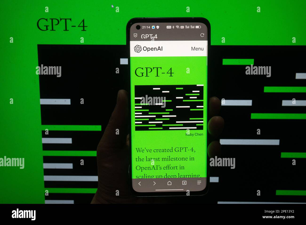 SHANGHAI, CHINE - 15 MARS 2023 - Un jeune homme visite et essaie le nouveau GPT-4 d'Openai à ...
