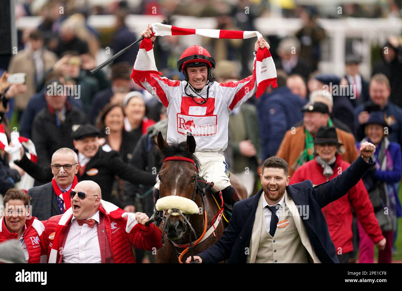 Sam Twiston-Davies célèbre la victoire de Brown Advisory novices' Chase ...