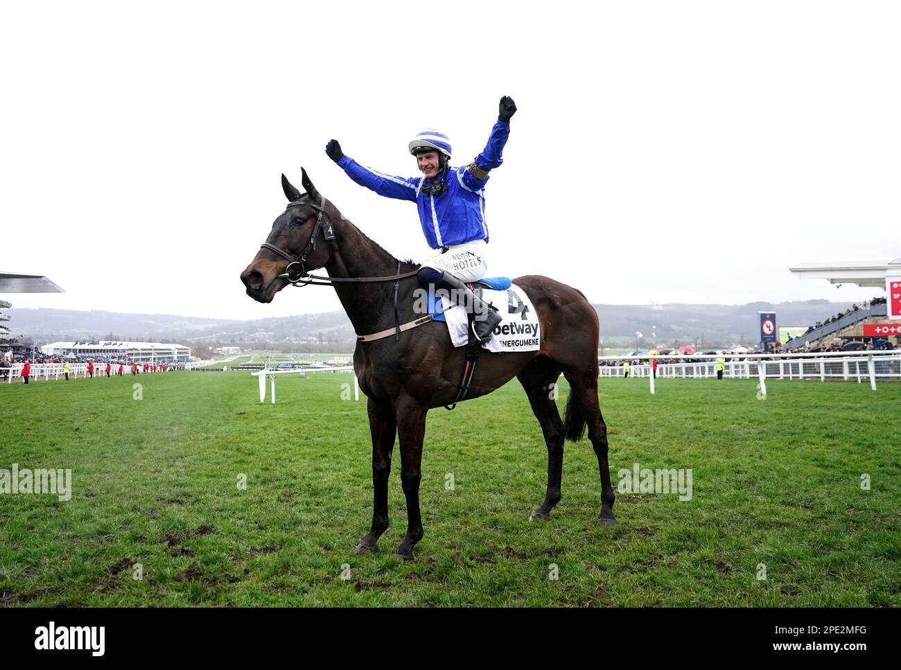 Le Jockey Paul Townend célèbre après avoir remporté le titre de ...