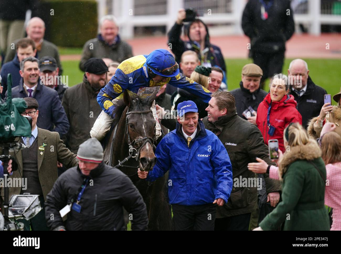 Le jockey Harry Skelton célèbre avec le frère et l'entraîneur Dan ...