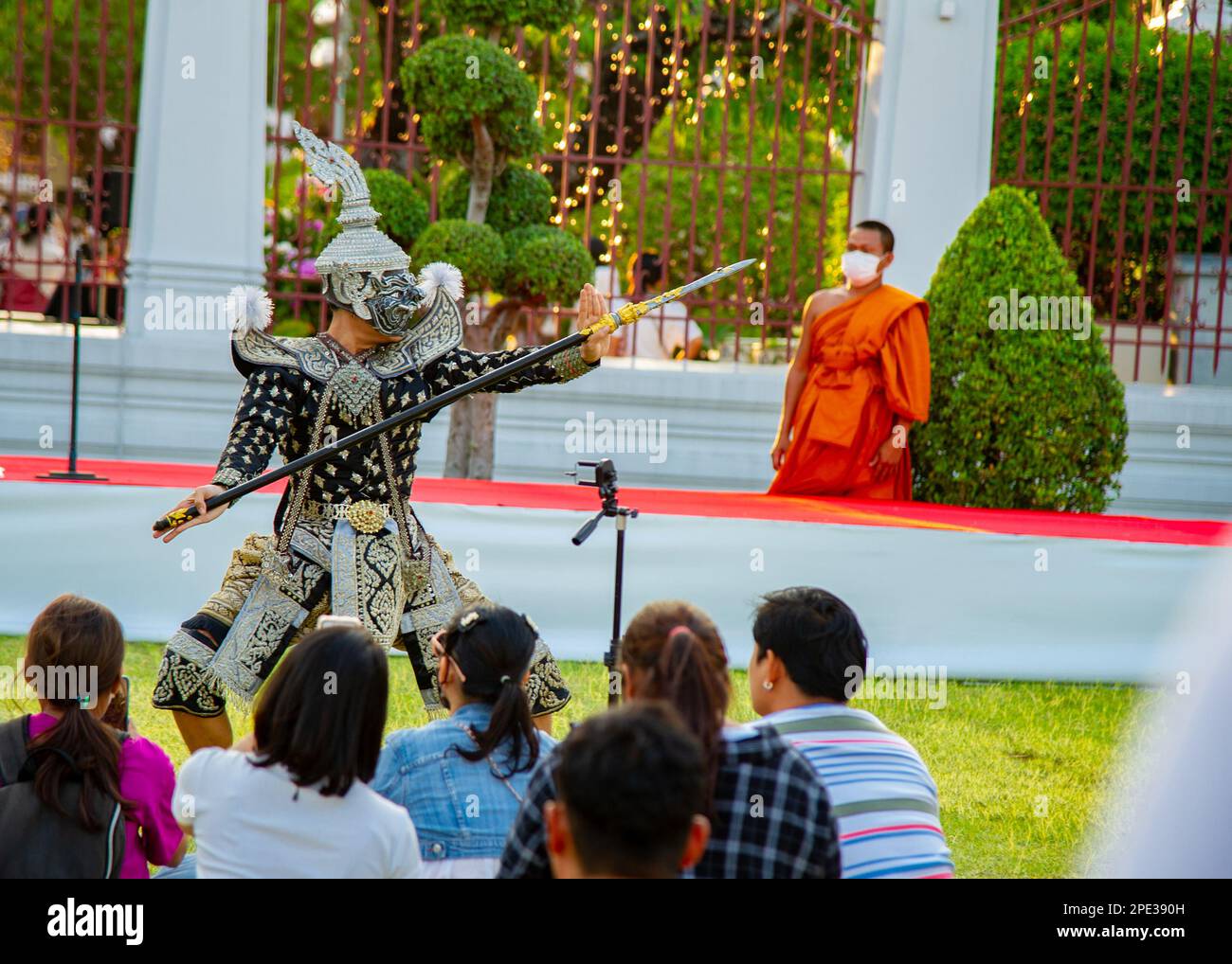 02 janvier 2023- Bangkok Thaïlande Un théâtre de rue en costumes ...