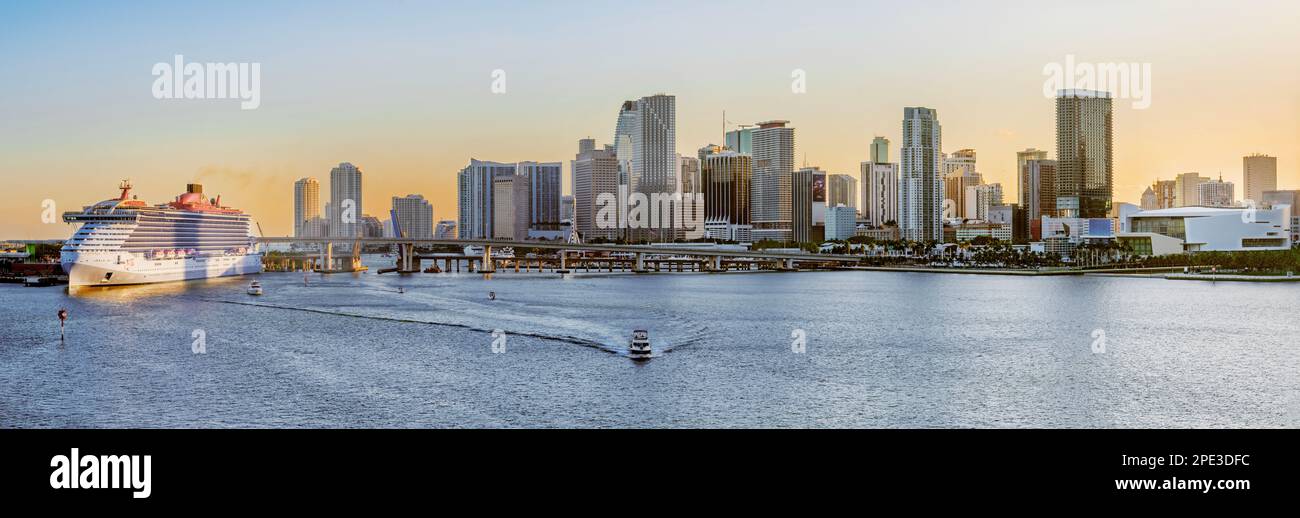 Horizon du centre-ville de Miami au coucher du soleil, Virgin Voyage ...