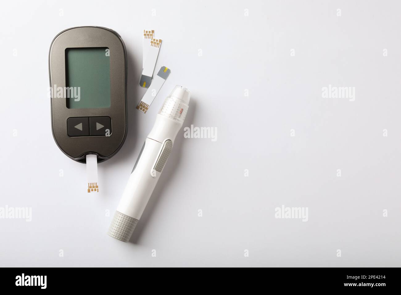 Glucomètre numérique, stylo à lancette et bandelettes de test sur fond ...