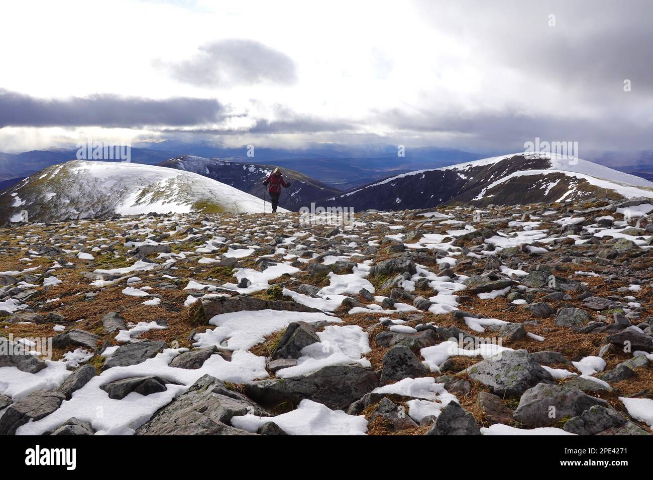 En regardant vers Munro Braigh Coire Chruinn-bhalgain, depuis le sommet ...