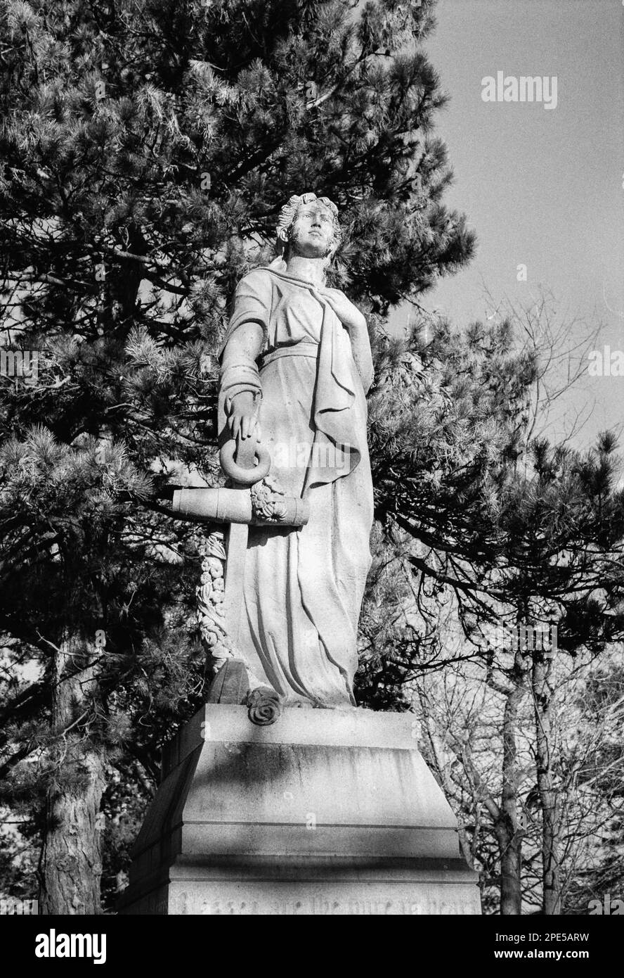 Un ancien marin en robe avec une ancre à la main exposée au sommet d'un ...