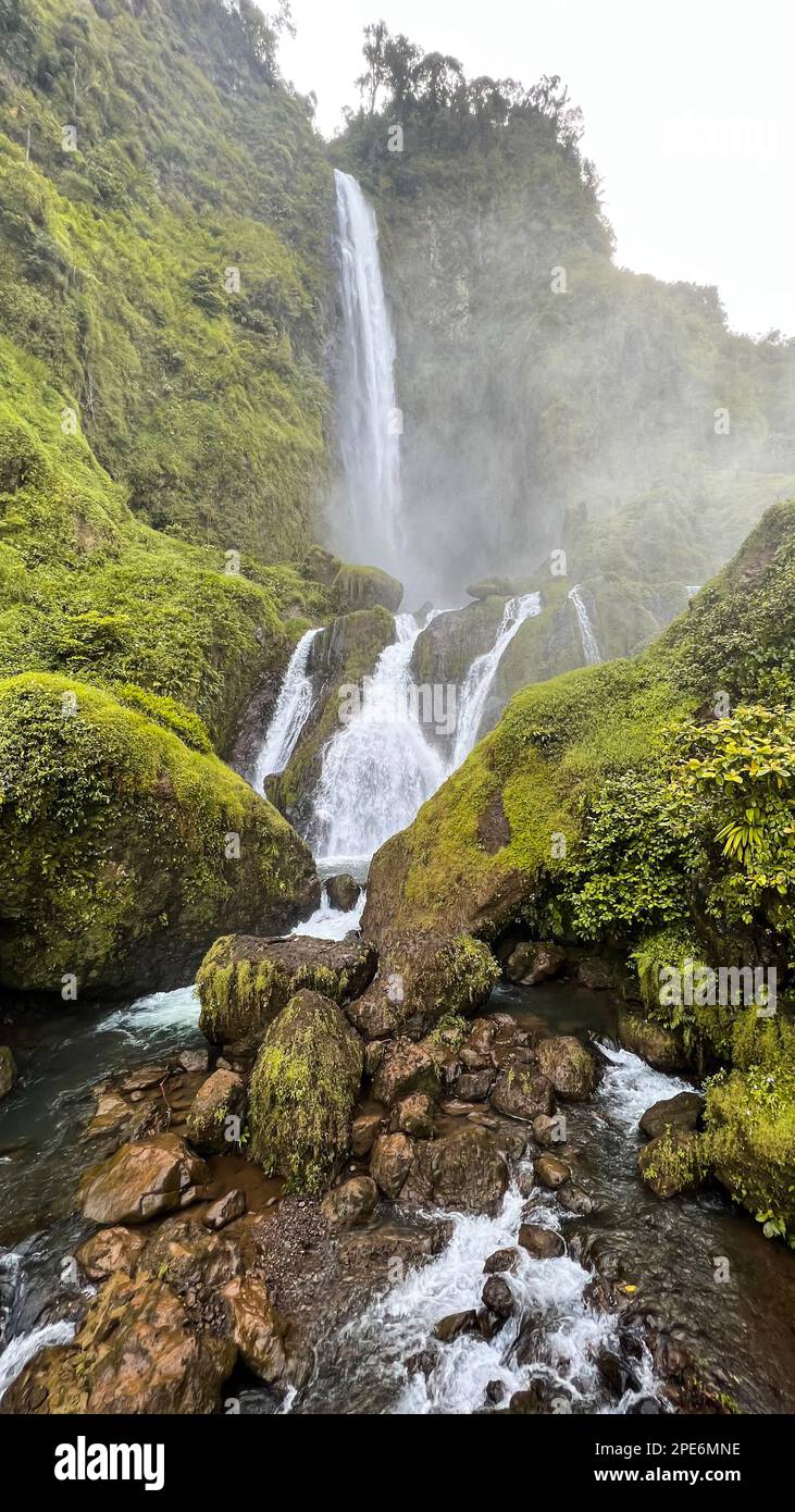 La cascade de Citambur Cianjur en Indonésie. Les célèbres attractions ...