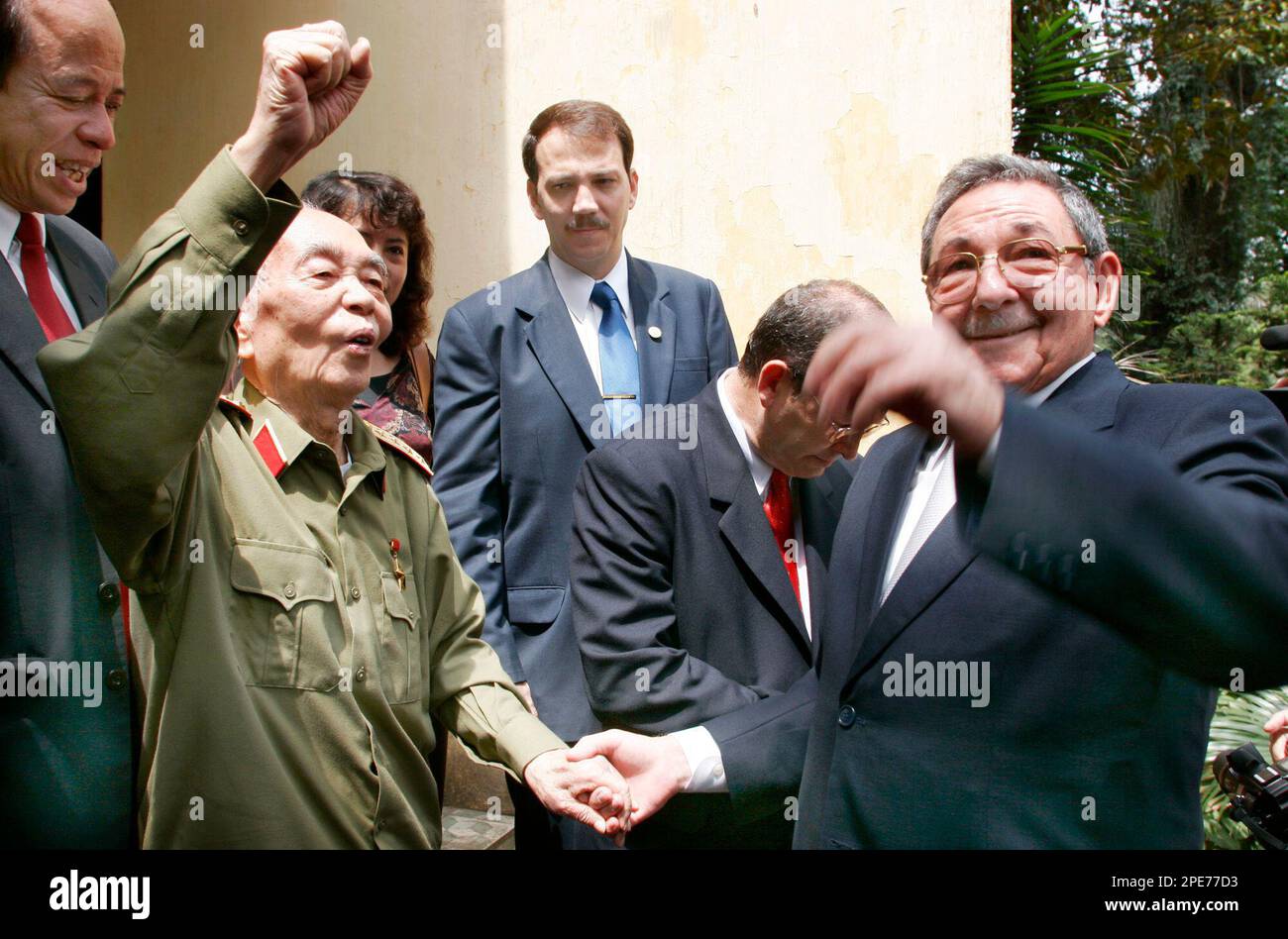 Vietnamese legendary Gen. Vo Nguyen Giap, 93, meets with Cuban Defense ...