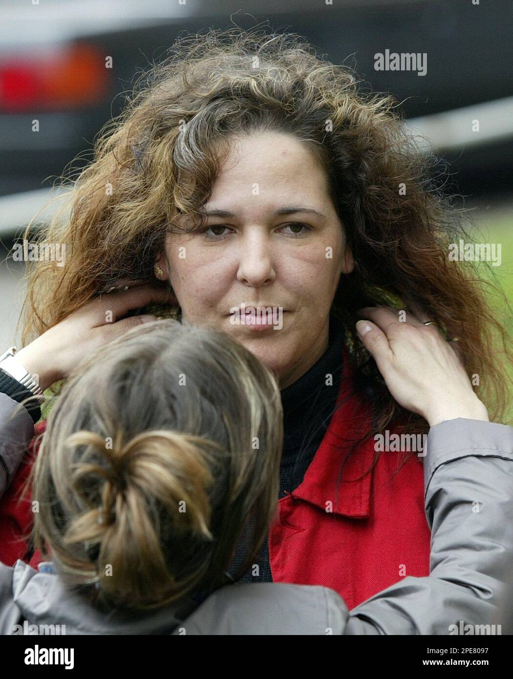 Die Mutter der ermordeten Angelina, hinten, wird am Montag, 18. April 2005, nach der ...