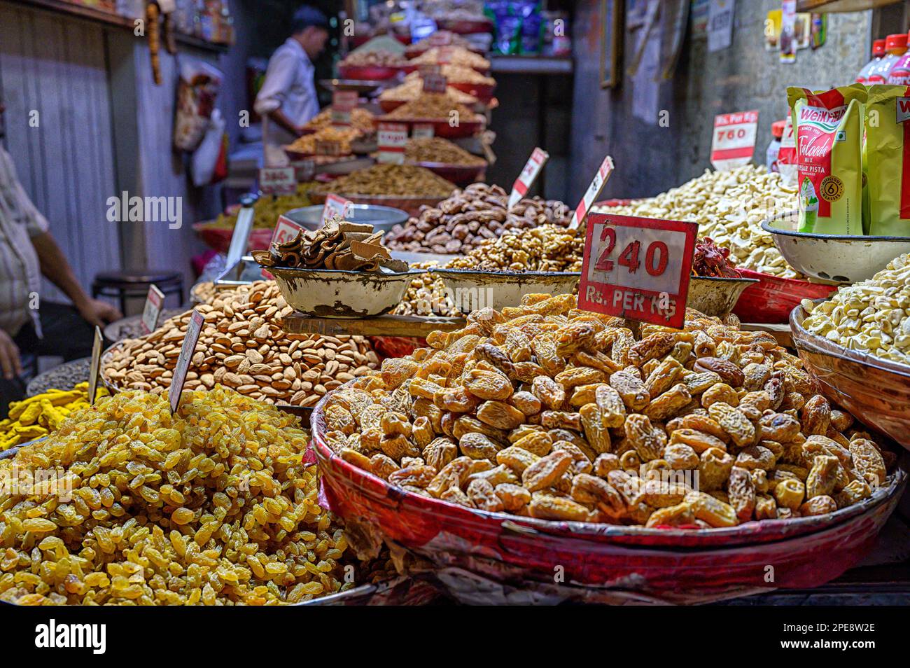 Amandes, raisins secs et dattes séchées en vente sur le marché aux ...
