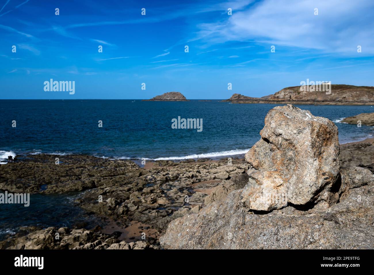 Sculptures anciennes en pierre aux rochers sculptés de Rotheneuf sur la ...