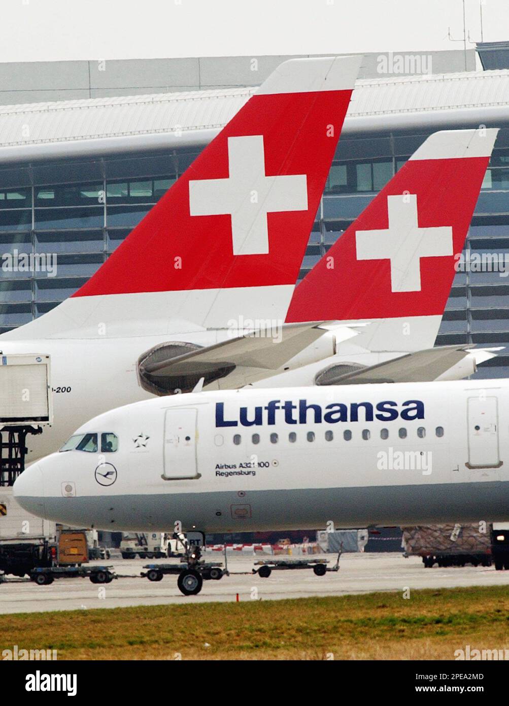 Ein Airbus A-321 der Lufthansa rollt am Montag, 21. Maerz 2005, auf dem Flughafen Zuerich Kloten ...