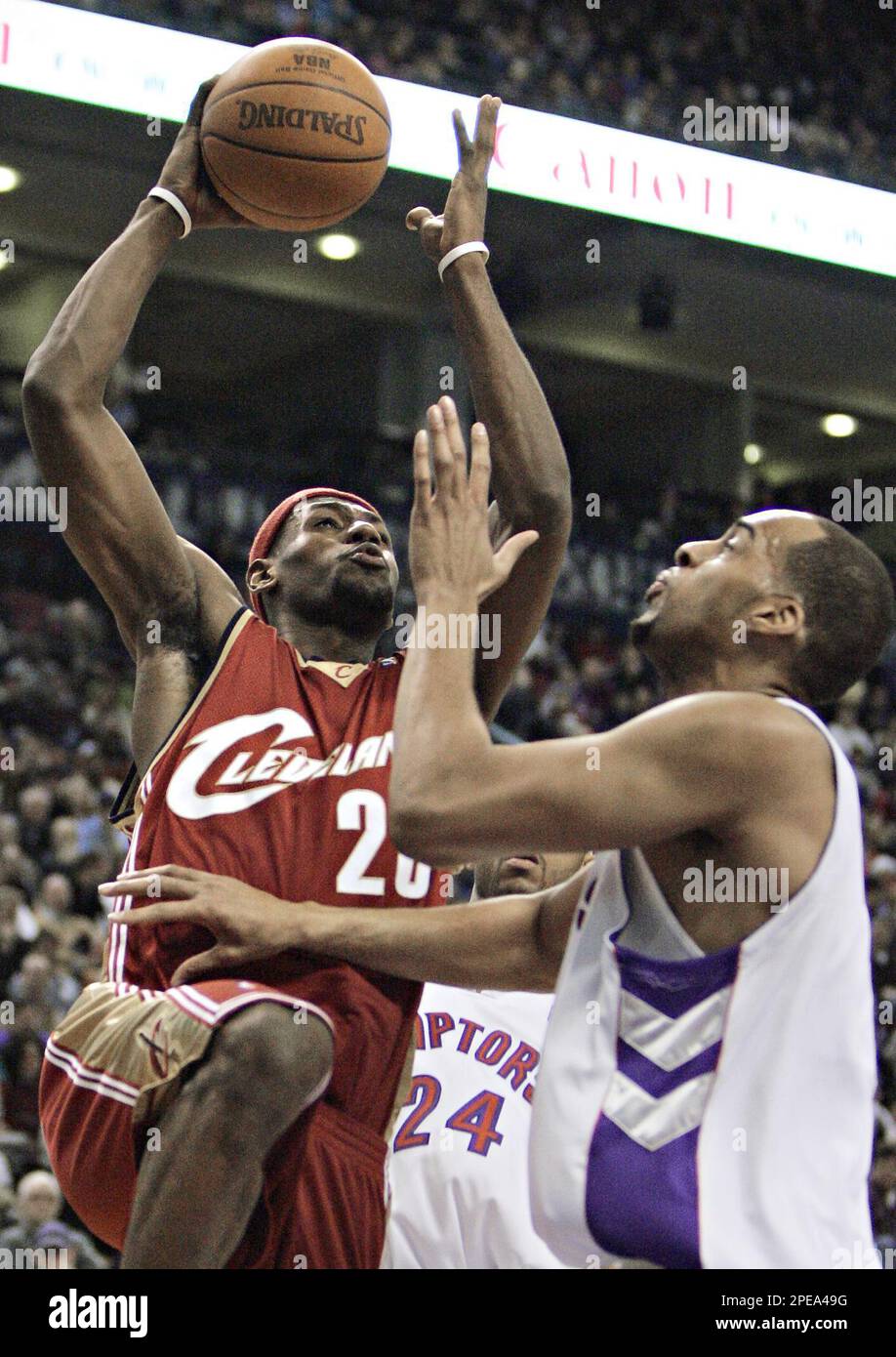 Cleveland Cavaliers forward LeBron James (23) drives to the hoop over ...