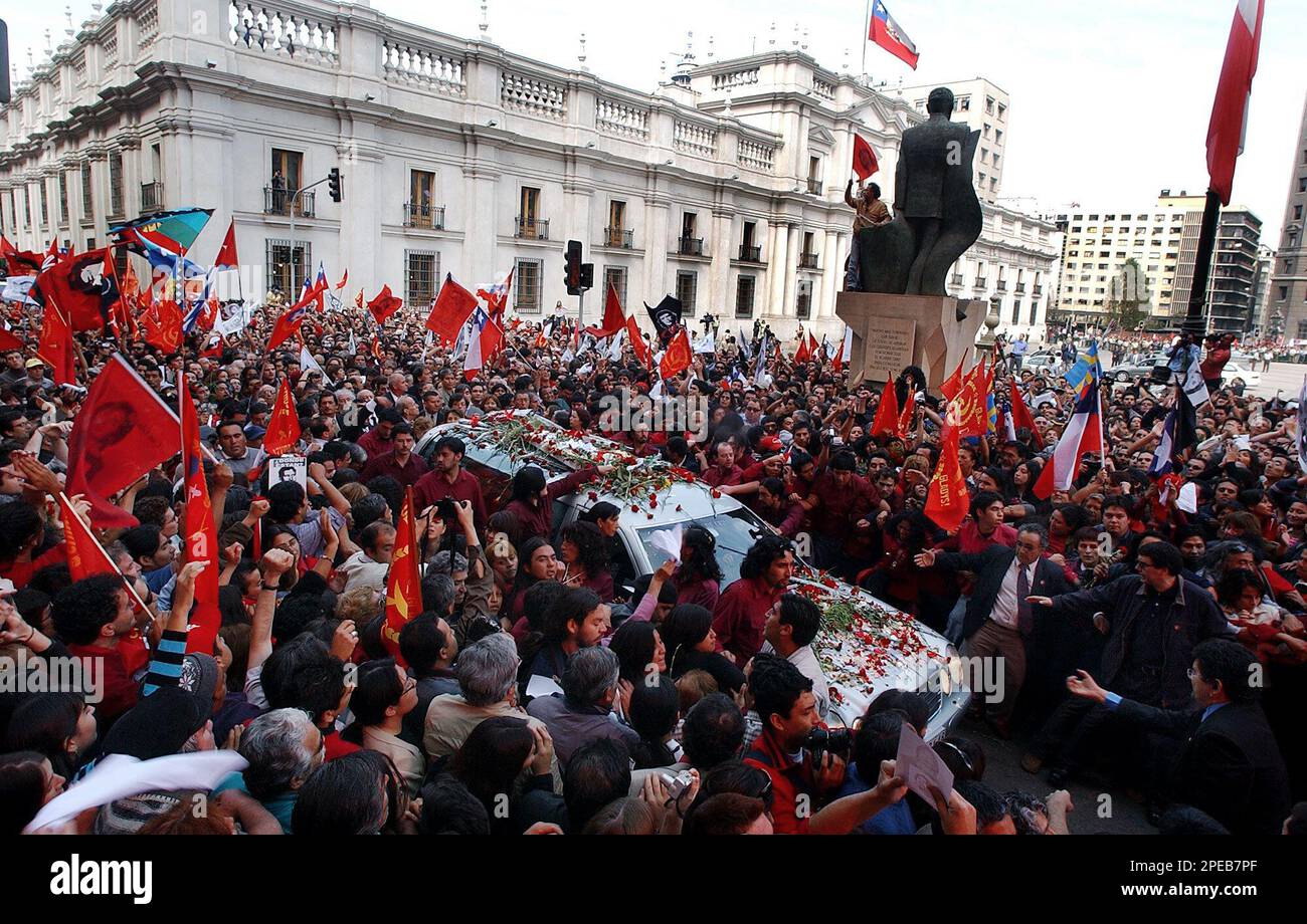 Thousands of Chileans pay tribute to Chile's Communist leader Gladys ...
