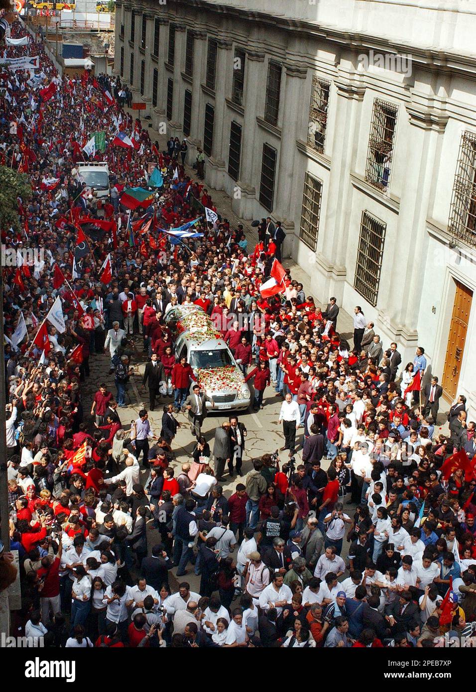 Thousands of Chileans pay tribute to Chile's Communist leader Gladys ...