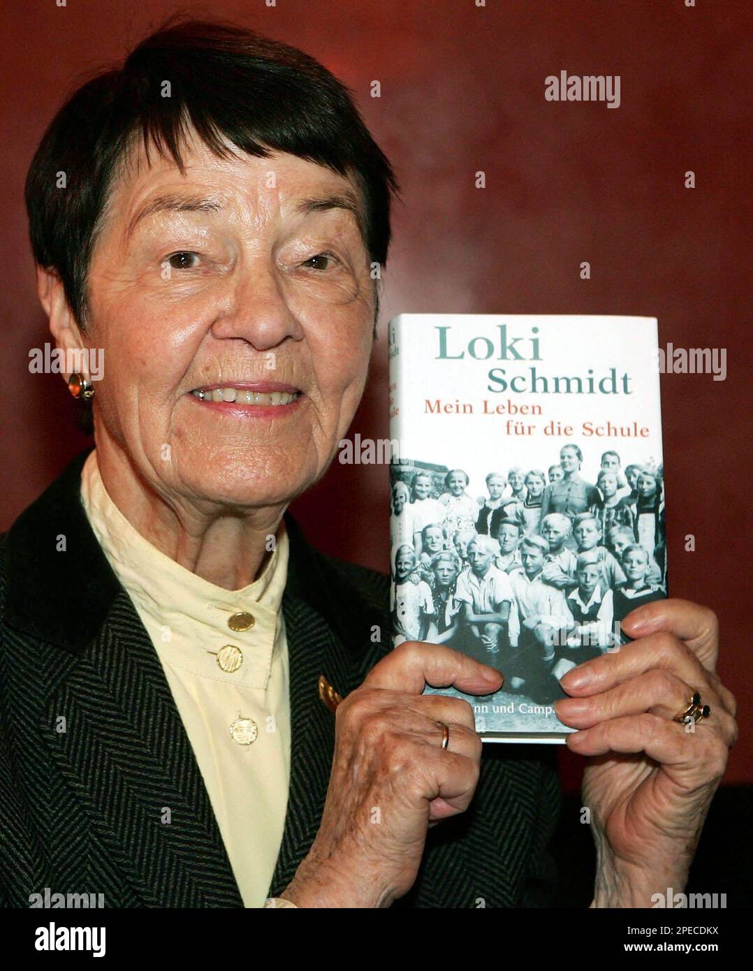 Loki Schmidt, Frau des ehemaligen Bundeskanzlers Helmut Schmidt, haelt ...