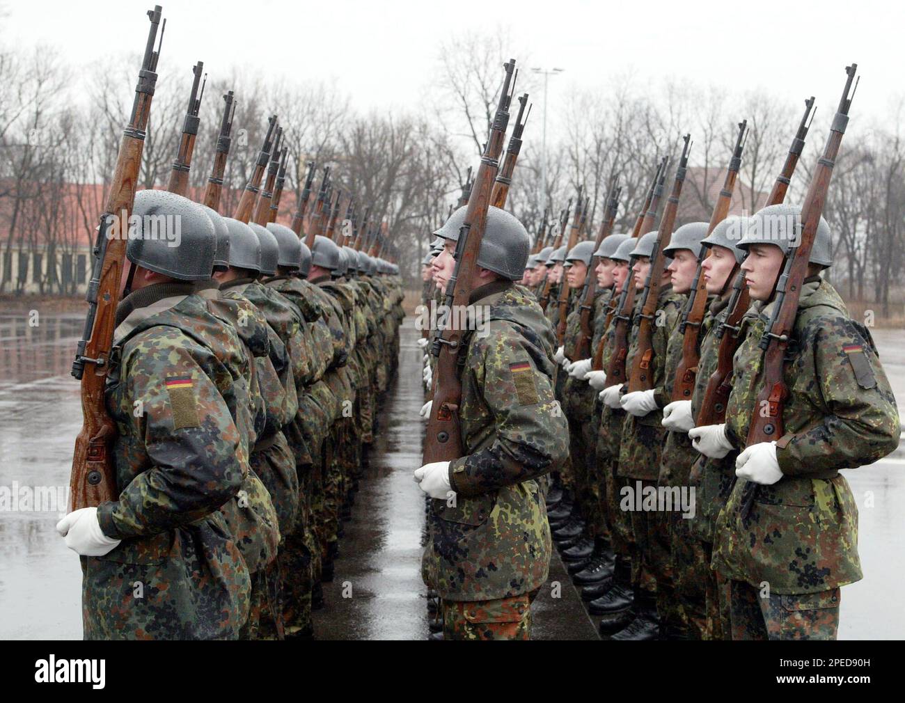 ** ARCHIV ** Soldaten des Wachbataillons der Bundeswehr ueben ...