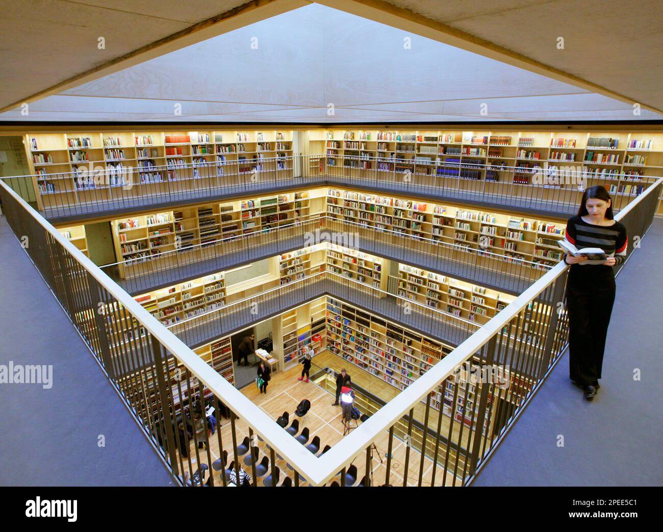 Die Bibliothekarin und Abteilungsleiterin Katrin Lehmann steht im neu errichteten Studienzentrum ...