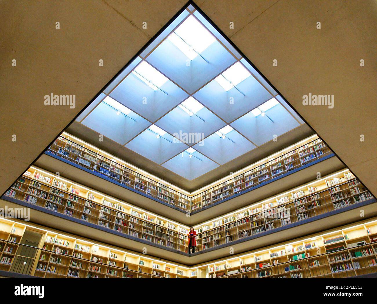 Die Bibliothekarin und Abteilungsleiterin Katrin Lehmann steht im neu errichteten Studienzentrum ...