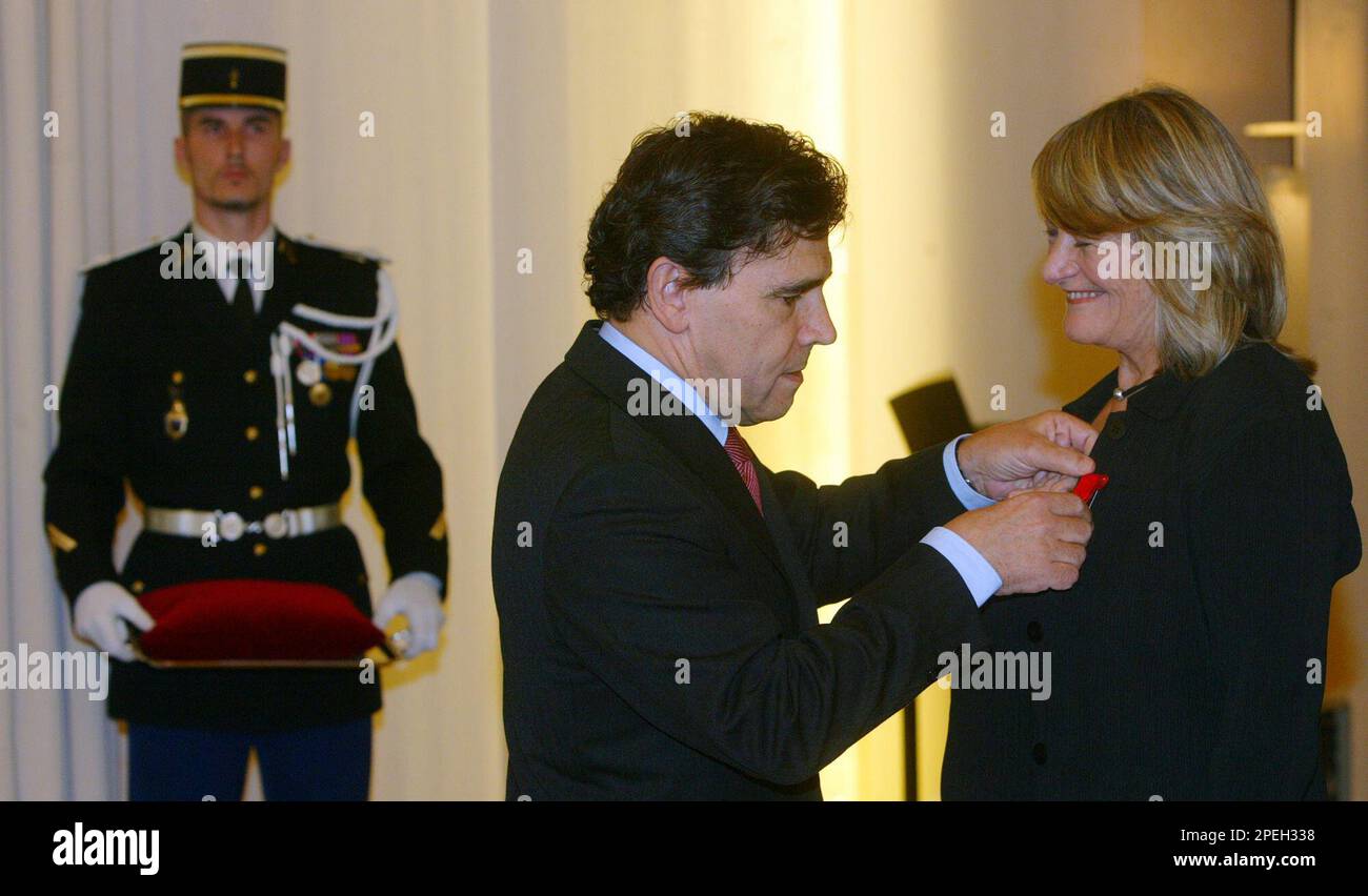 Die Journalistin und Frauenrechtlerin Alice Schwarzer, rechts, wird vom ...