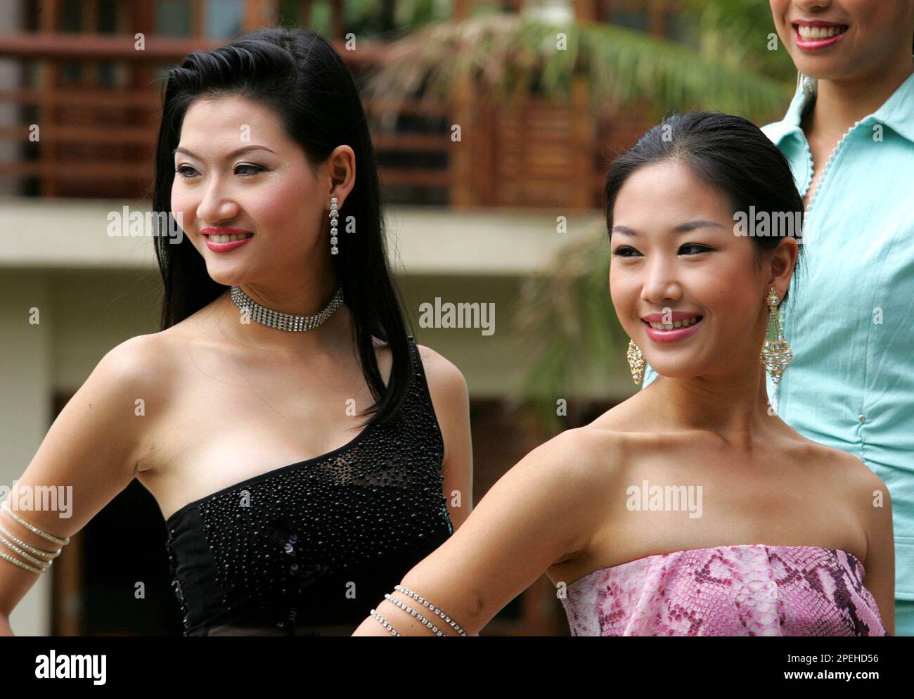 Miss Singapore Shu Jun Lisa Huang, left, and Miss Korea Kyung Jin Han ...