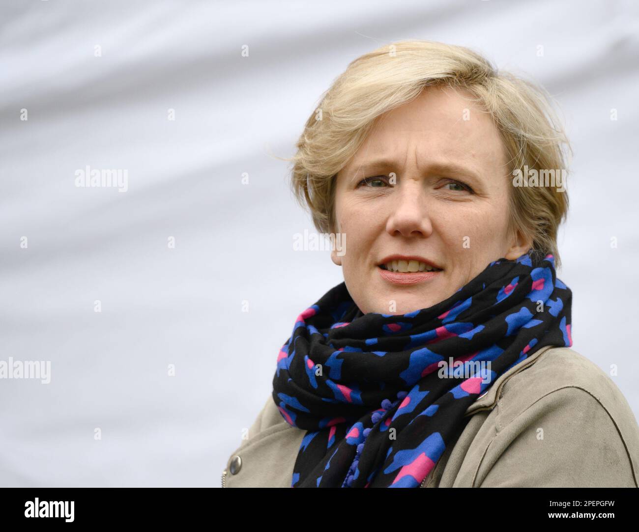 Stella Creasy MP (Lab: Walthamstow) sur College Green, Westminster être ...