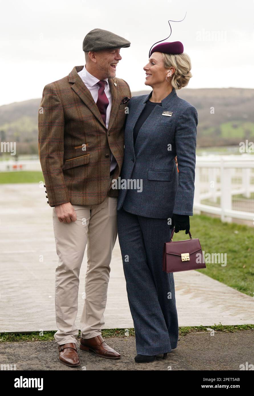 Mike Tindall et Zara Tindall arrivent avant le troisième jour du festival de Cheltenham à l ...