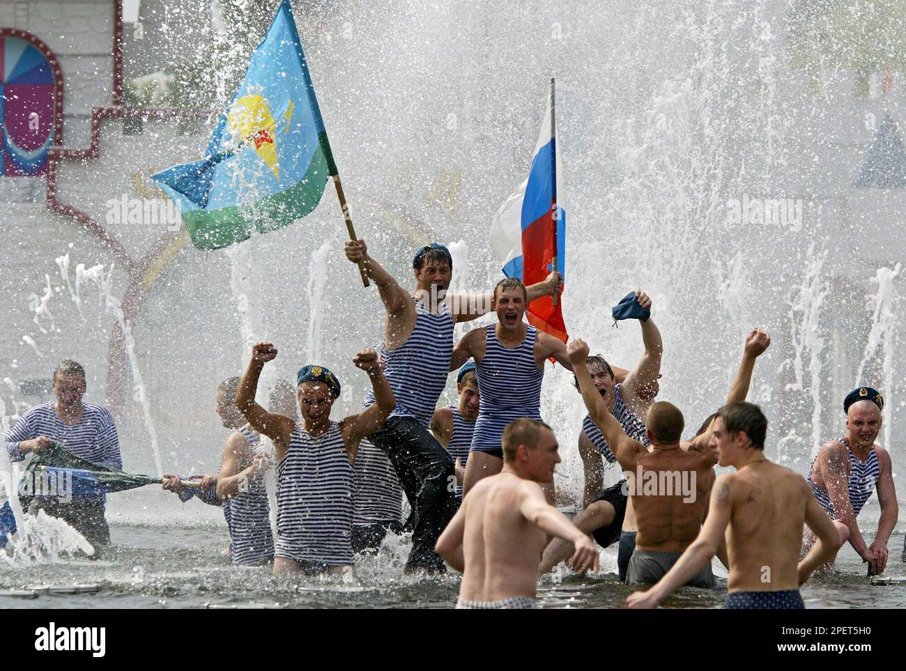 Former Russian paratroopers shout and dance in a fountain in Moscow's ...