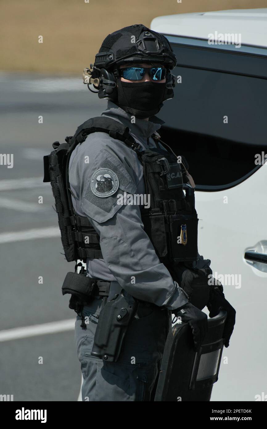 Tokyo, Japon. 16th mars 2023. Un membre du CAT (Counter Assault Team) du service de sécurité ...