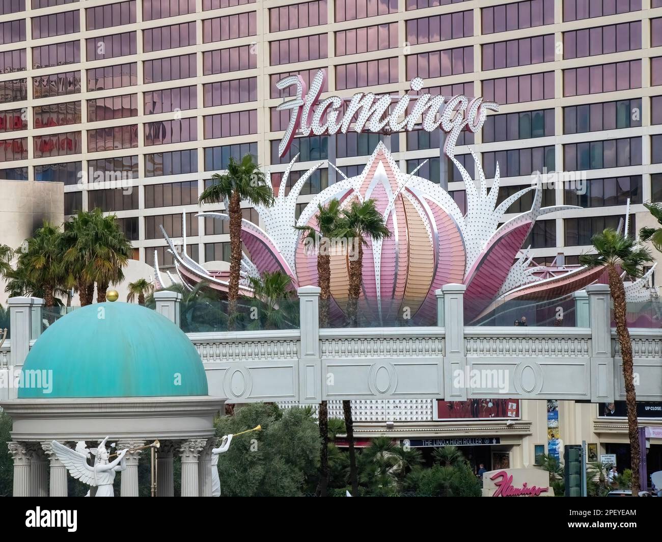 Le logo du Flamingo Las Vegas Hotel and Casino sur Las Vegas Boulevard ...