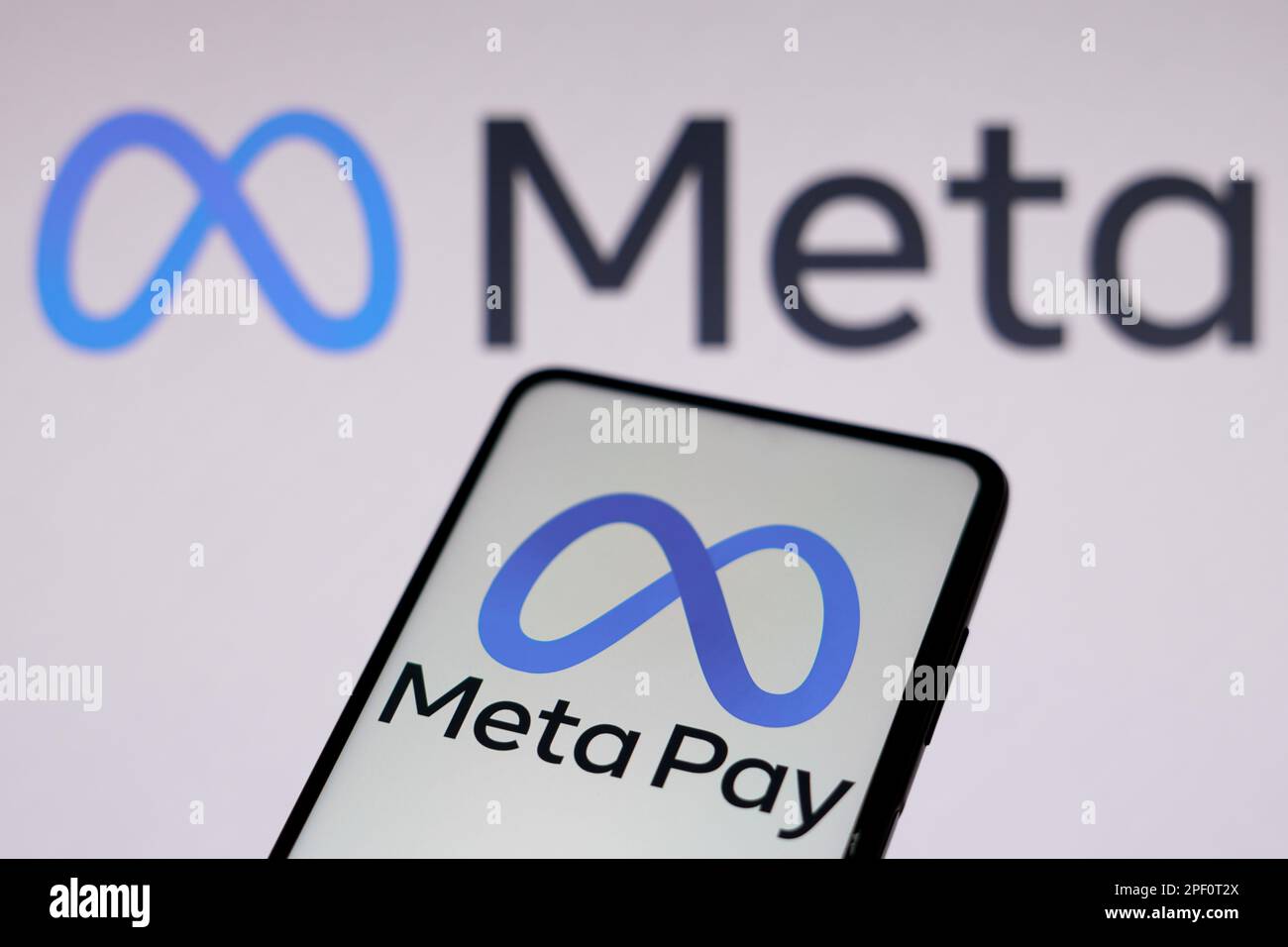 Dans cette illustration, le logo Meta Pay est affiché sur un smartphone et, en arrière-plan, le ...