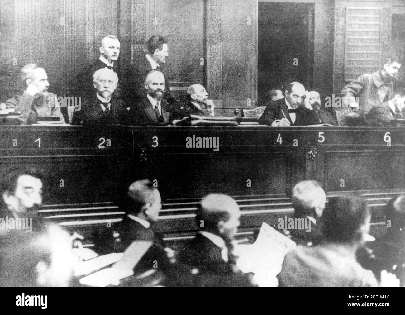 ** ARCHIV ** Das Bild von Dezember 1918 zeigt, von links, Max Gohen (1), Philipp Scheidemann (2 ...