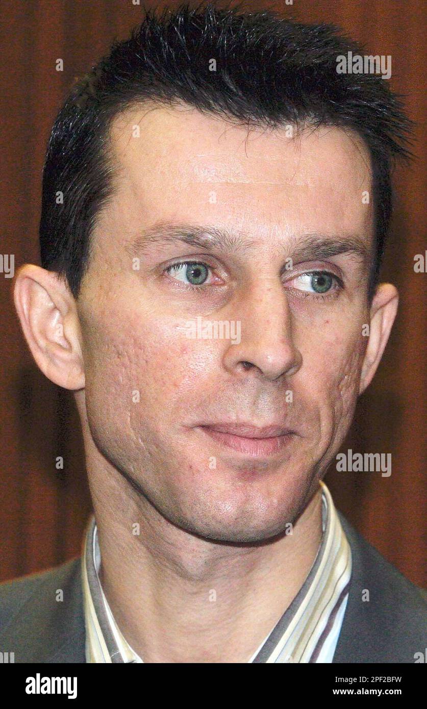 Der 34jaehrige DaimlerChrysler-Entwicklungsingenieur Rolf F. wartet zum ...