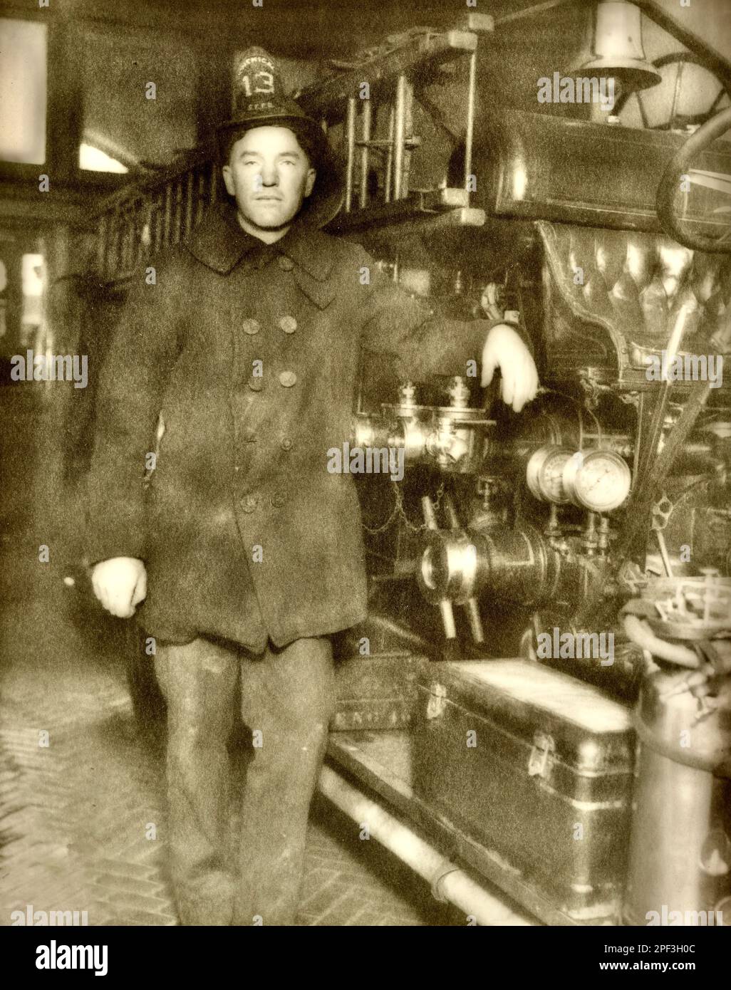 Camion d'incendie et pompier début 1900s. Histoire des pompiers. Moteur ...