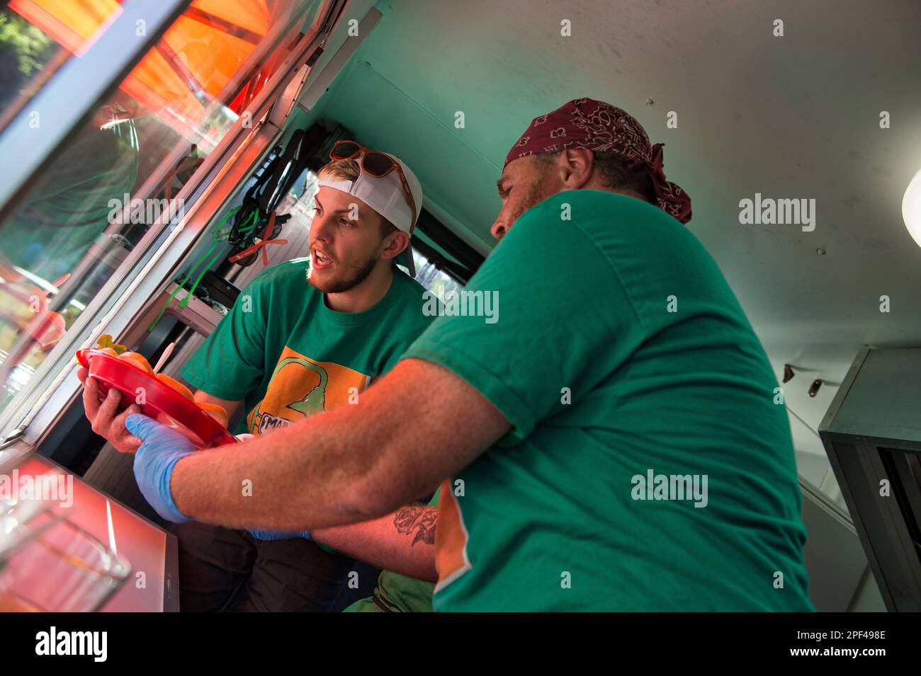 ETATS-UNIS - 21 juin 2019: Alec Maness et son père Brian servent le ...